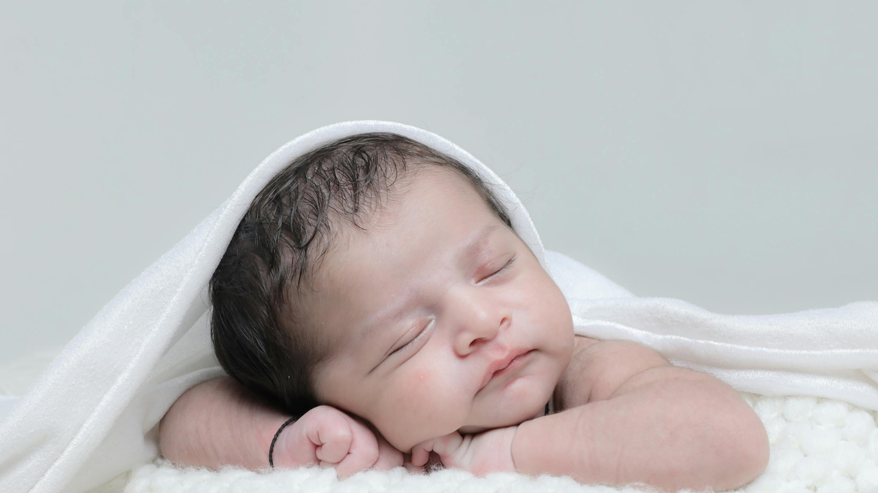 1 Month Old Developmental Milestones: A Guide for Parents – Poppyseed Play